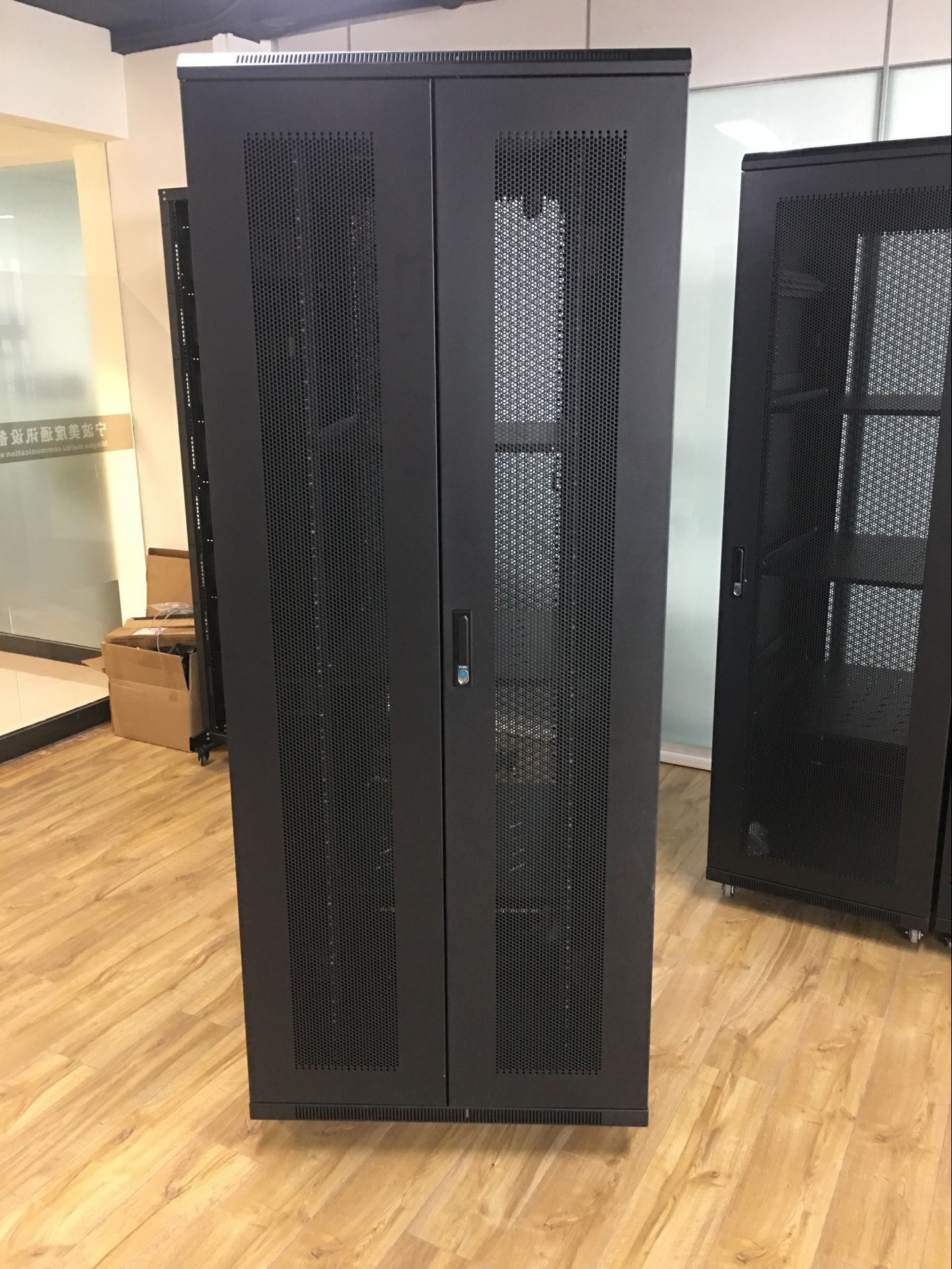 服务器机柜2米高 网络机柜 网孔门机房机柜 综合布线机柜42U机柜-阿里巴巴