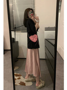 Royee家落日香槟 粉色光泽温柔缎面高腰显瘦垂感松紧腰直筒半身裙-阿里巴巴