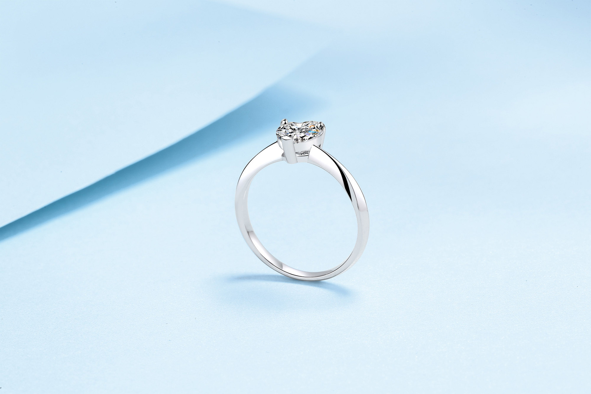 925纯银心形莫桑石戒指女镀pt950金爱心轻奢浪漫求婚戒厂家带批发-阿里巴巴