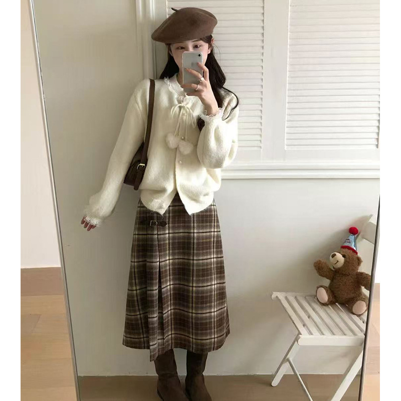 2026春款温柔风软糯圆领系扣毛衣开衫女韩系毛球装饰设计感针织衫-阿里巴巴