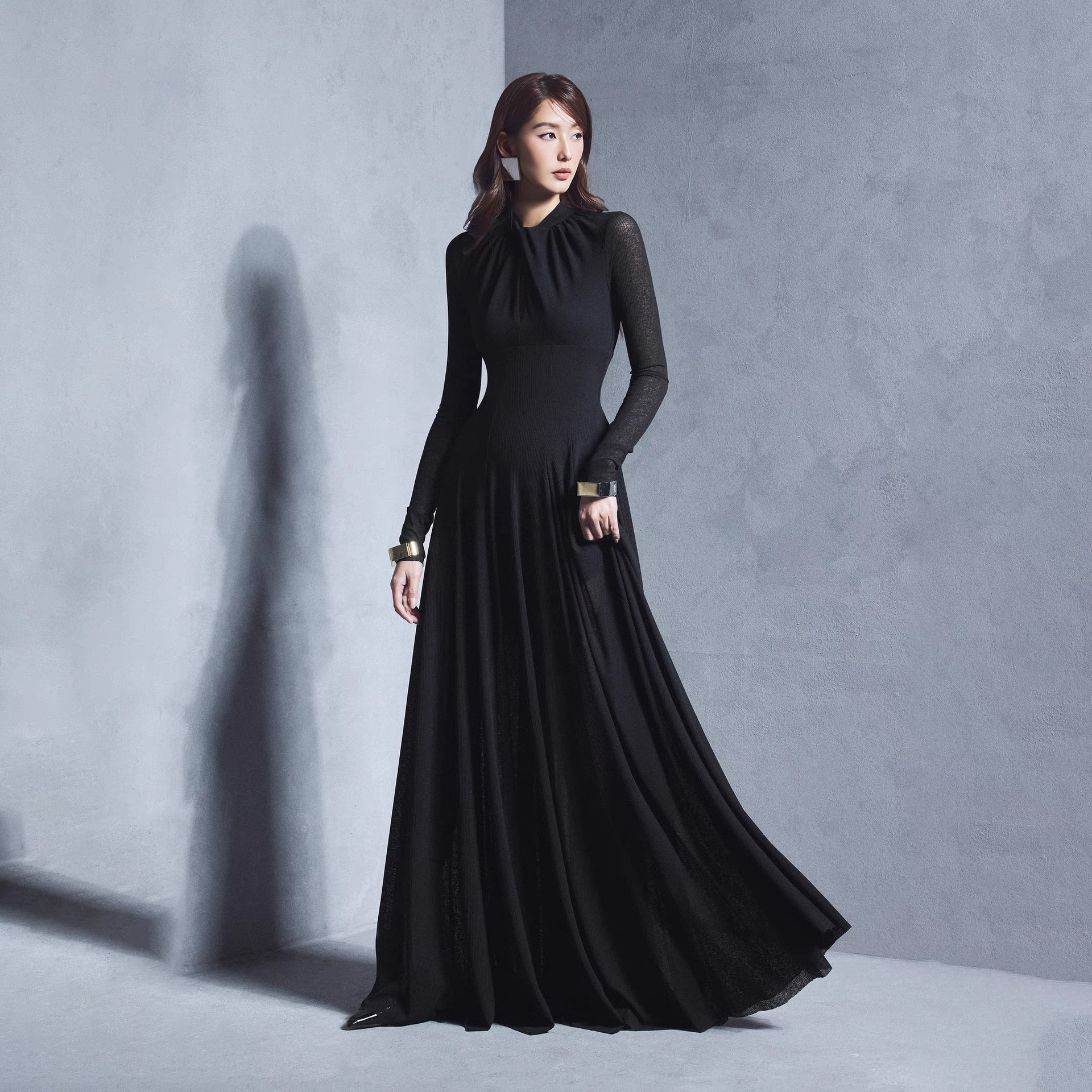 早秋长袖连衣裙圆领扭结针织弹力收腰沙漠裙子高级感-阿里巴巴