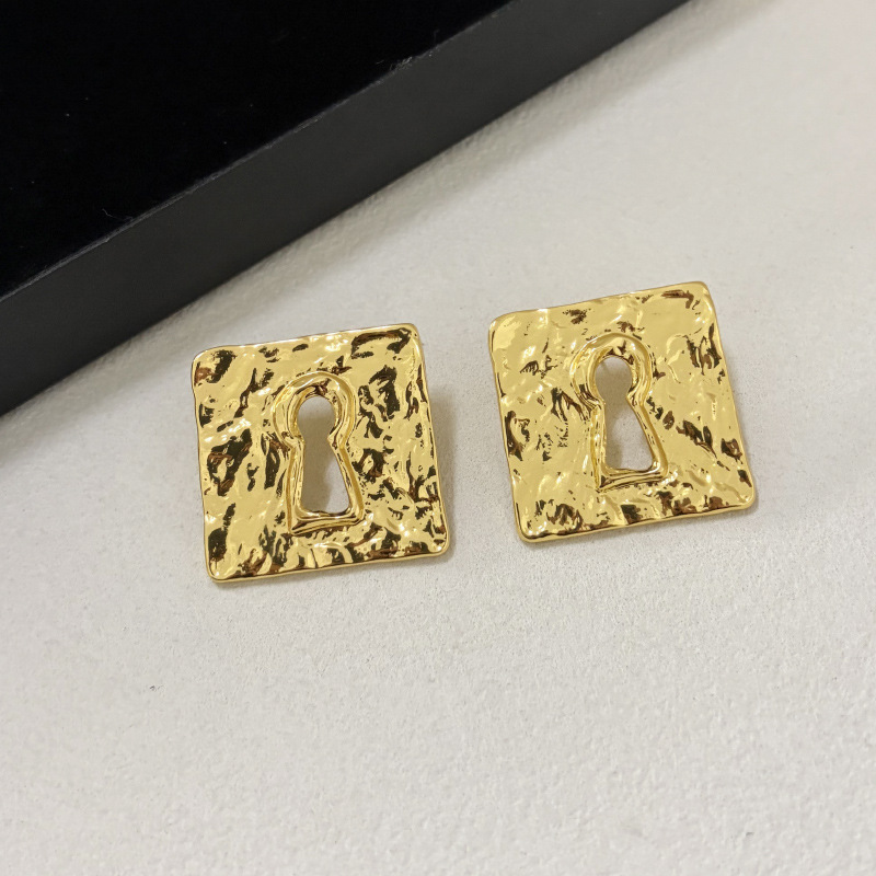 欧美重工复古肌理方块钥匙孔项链轻奢时髦珍珠牙齿OT扣长款毛衣链-阿里巴巴