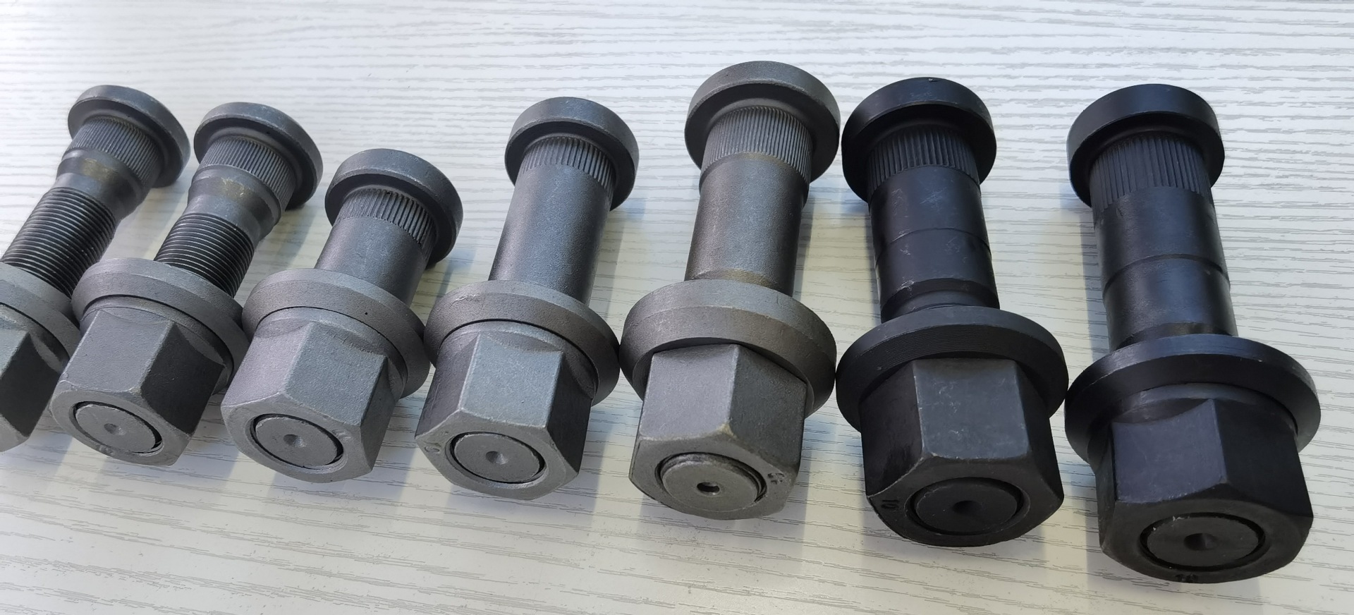 工厂直销卡车轮毂螺栓10.9级可定制-阿里巴巴