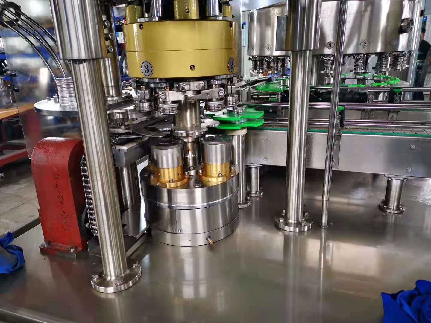 小型易拉罐碳酸饮料灌装机啤酒碳酸饮料灌装机两片罐灌装流水线-阿里巴巴