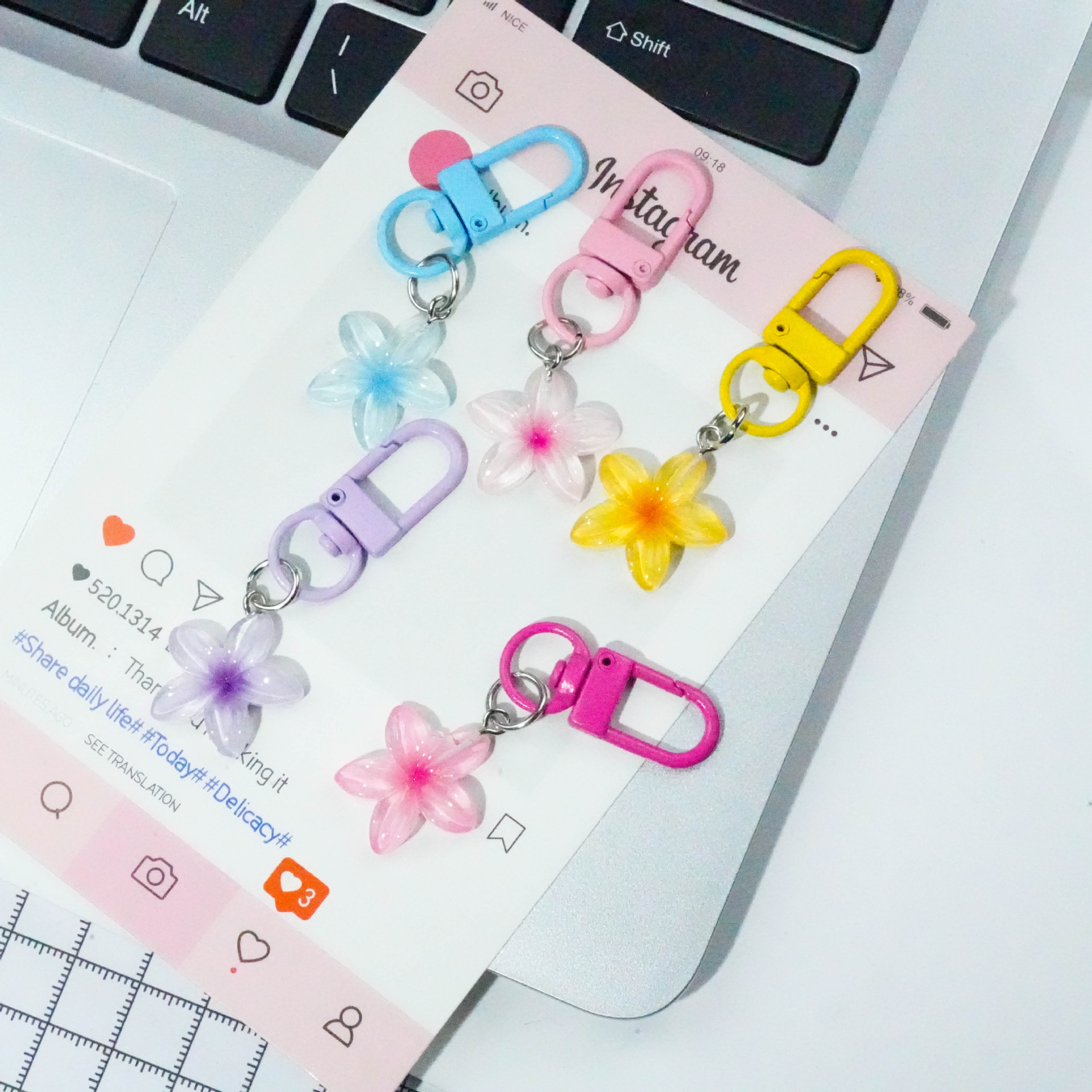 彩色透明小花朵钥匙扣ins风女可爱钥匙挂件包包挂饰品耳机包装饰-阿里巴巴