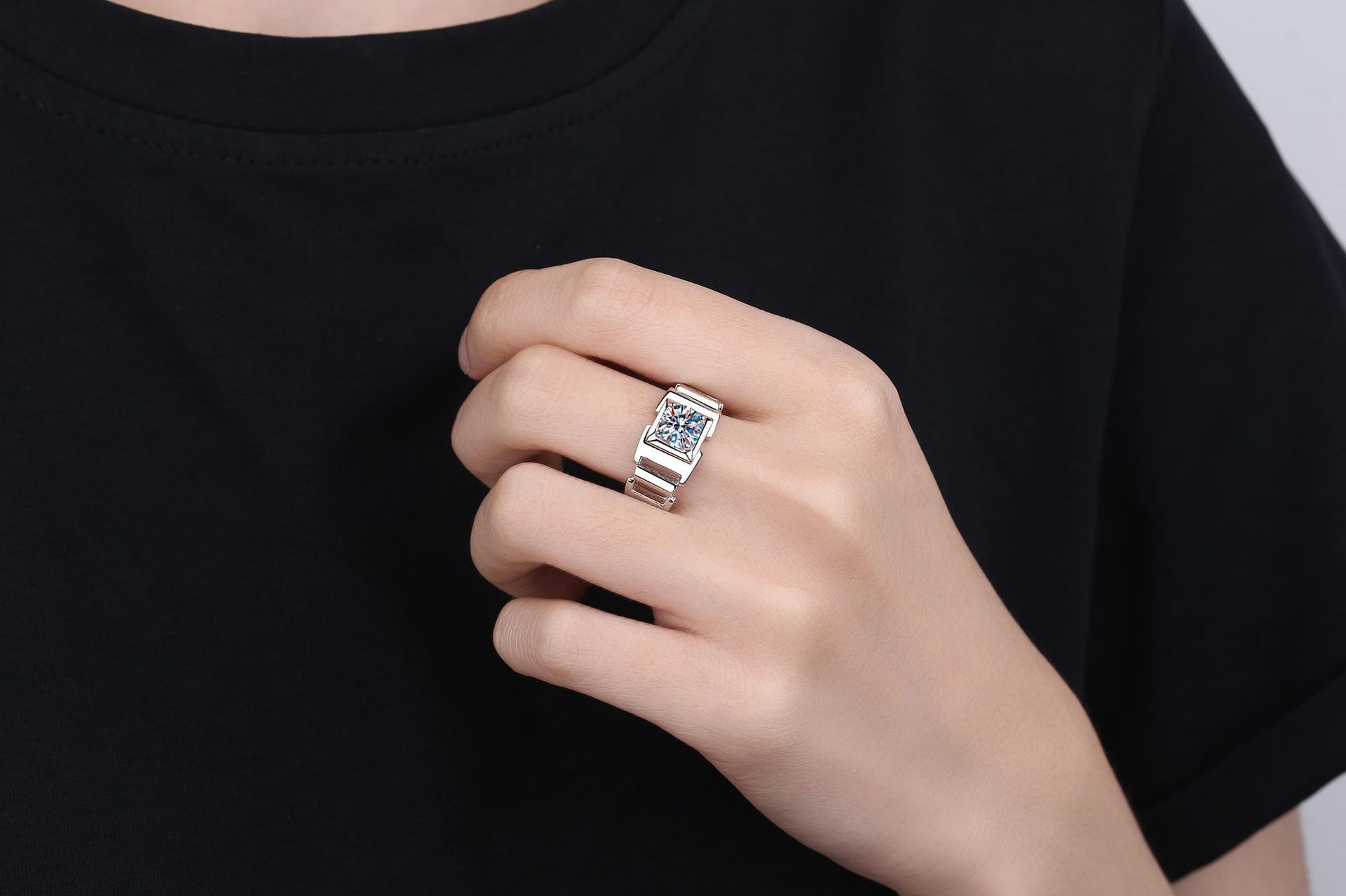 一件代发S925银男戒镀PT950铂金个性简约1克拉莫桑钻戒指欧美指环-阿里巴巴