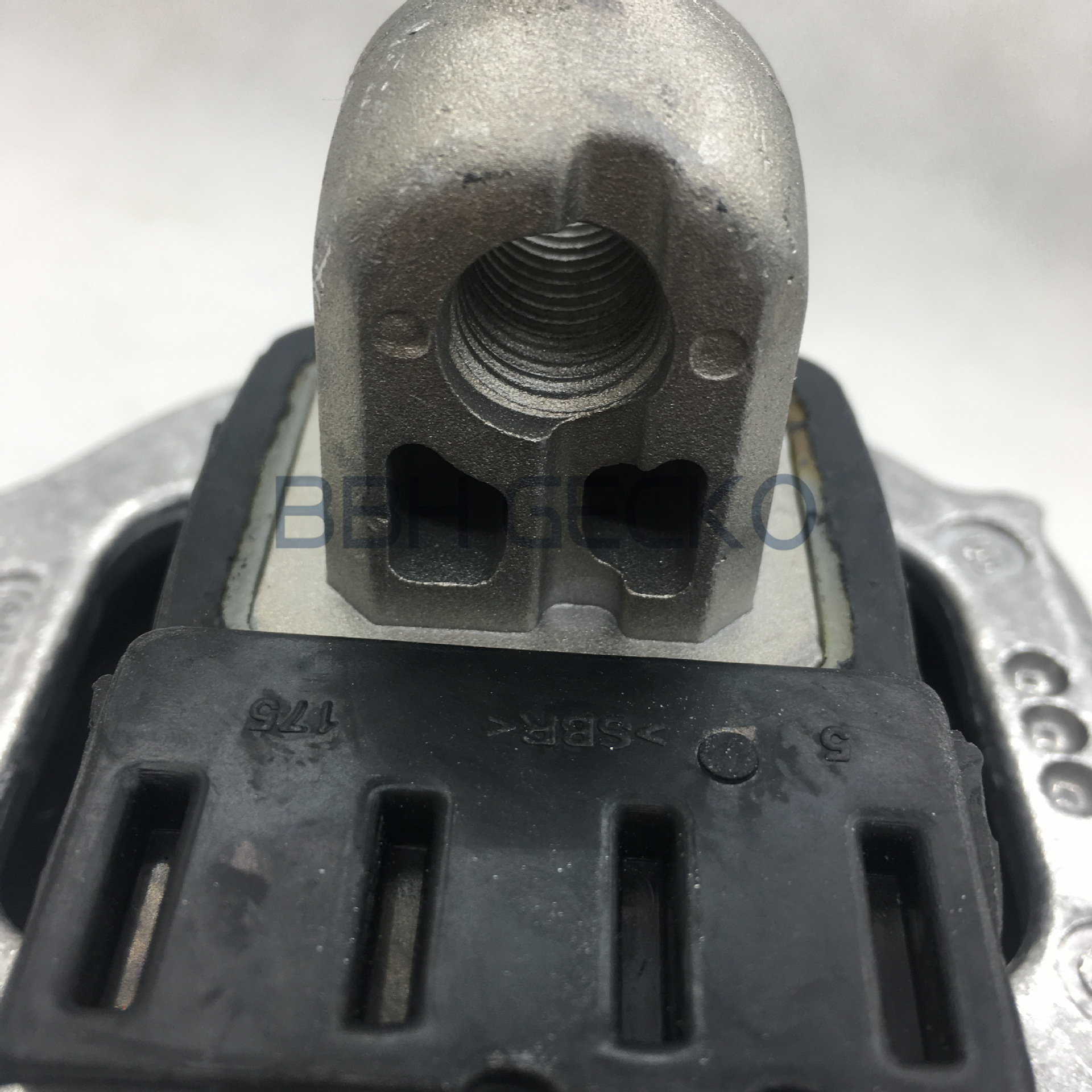 适用于宝马 G30 G38 G12 G11机脚胶22116860491 22116860492-阿里巴巴