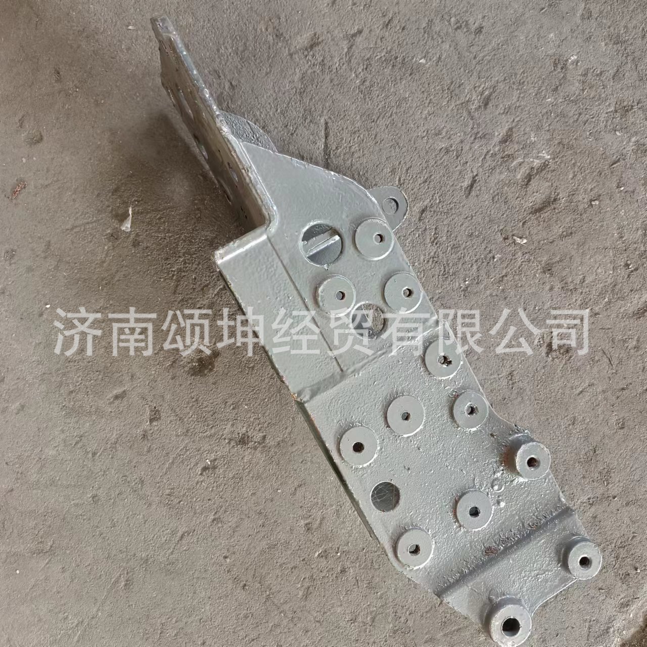 供应重汽豪沃驾驶室附件AZ1642448081左下支架-阿里巴巴