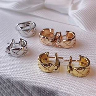 CNC高版菱格纹coco耳钉女银针镀18K玫瑰金轻奢菱形格不对称耳环-阿里巴巴