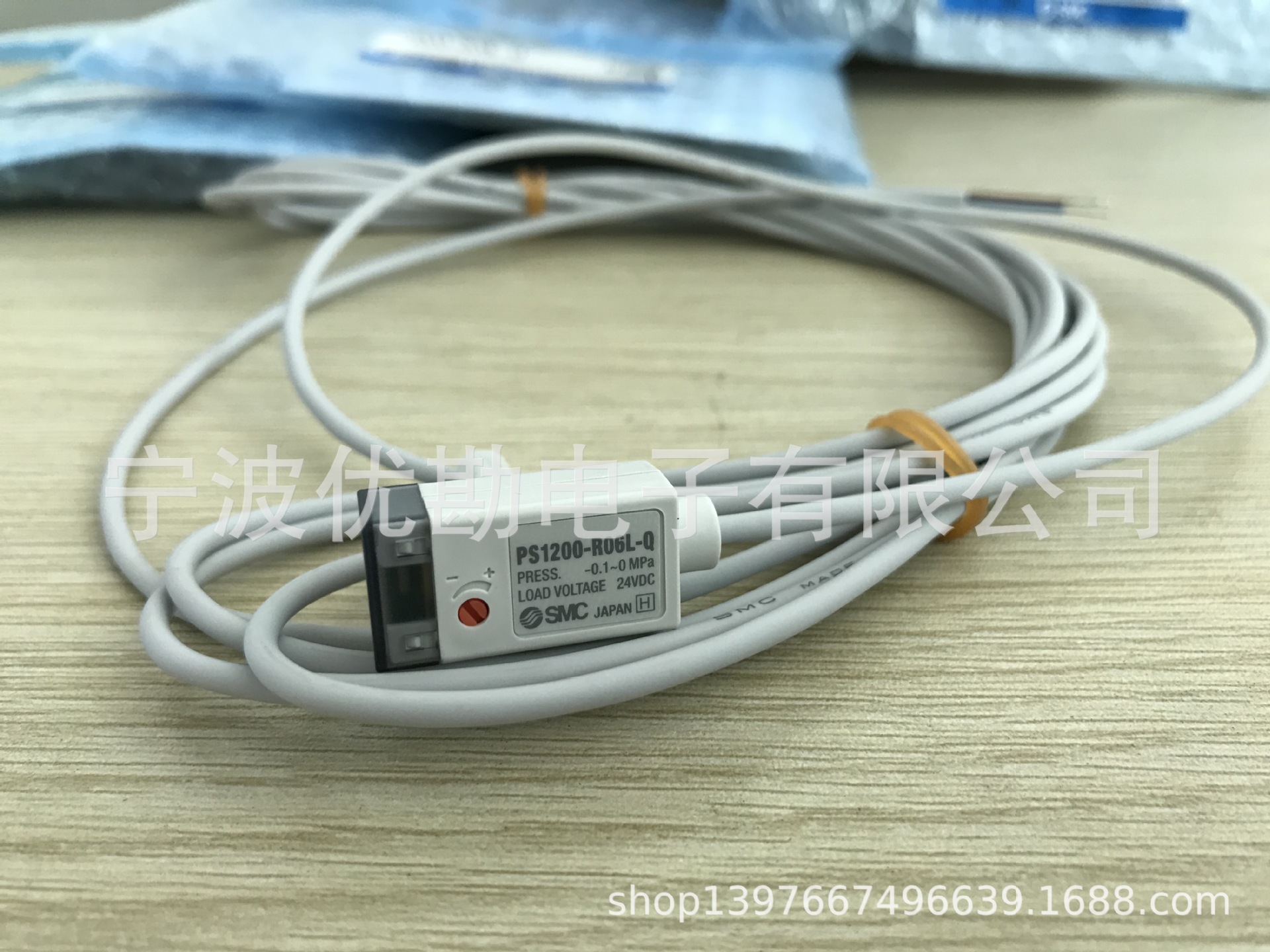 日本SMC气动元件 微型即插电子压力开关压力传感器PS1200-R06L-Q-阿里巴巴