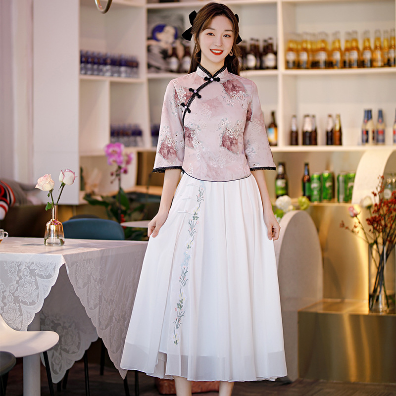 Have the wind spring and summer the new girl is pure and fresh and ...