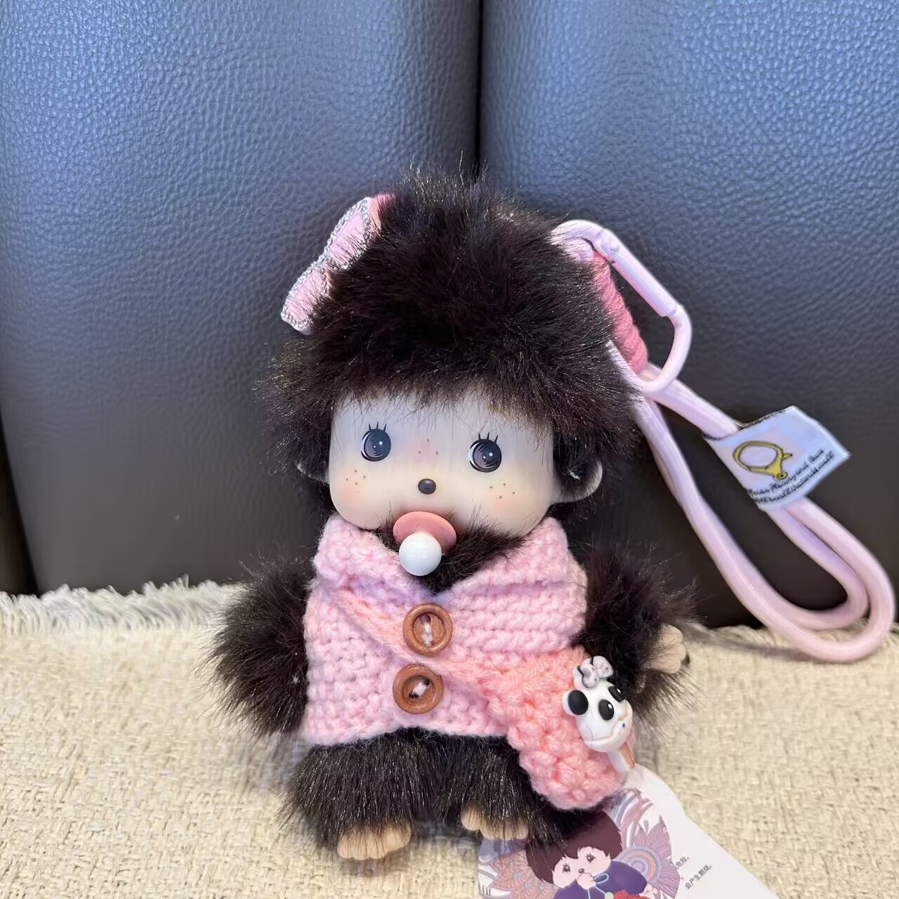 正版蒙奇奇毛绒公仔挂件毛衣墨镜挎包玩偶玩具钥匙扣包包挂件批彂-阿里巴巴