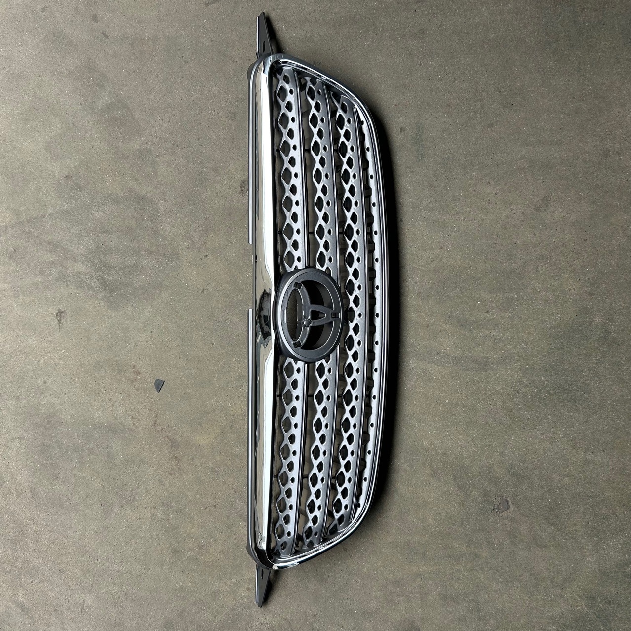 适用丰田老花冠前中网总成 03 06年款前脸 进气格栅53111-02270-阿里巴巴