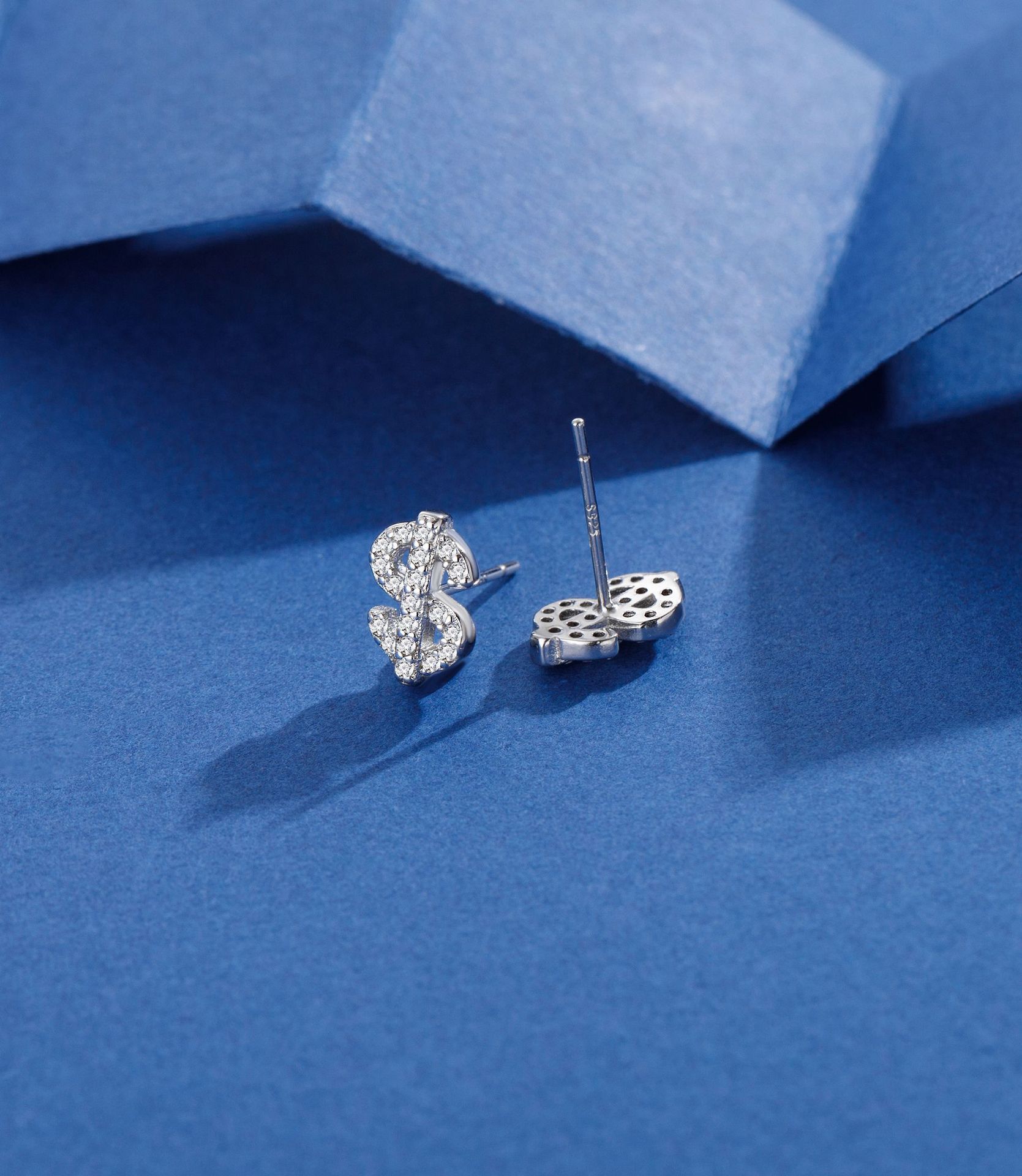 S925银美元符号耳钉日韩高级感超闪嘻哈耳环复古小巧字母满钻耳饰-阿里巴巴