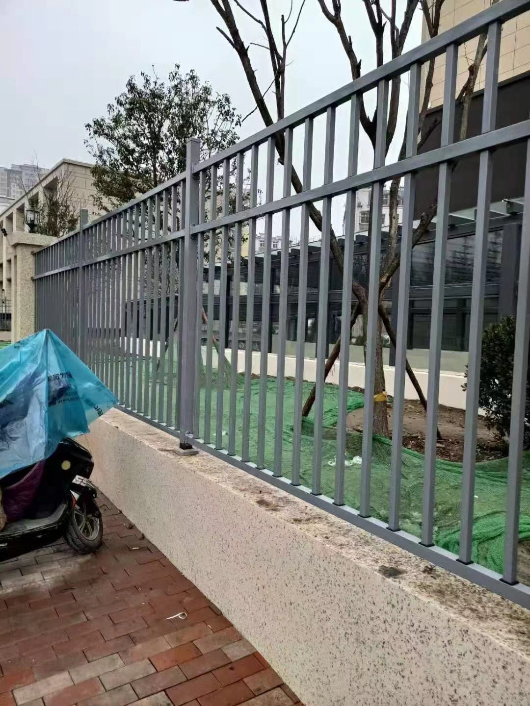 喷塑钢制围栏公园镀锌方钢栅栏景区外围铁艺钢栏杆广场黑色钢护栏-阿里巴巴