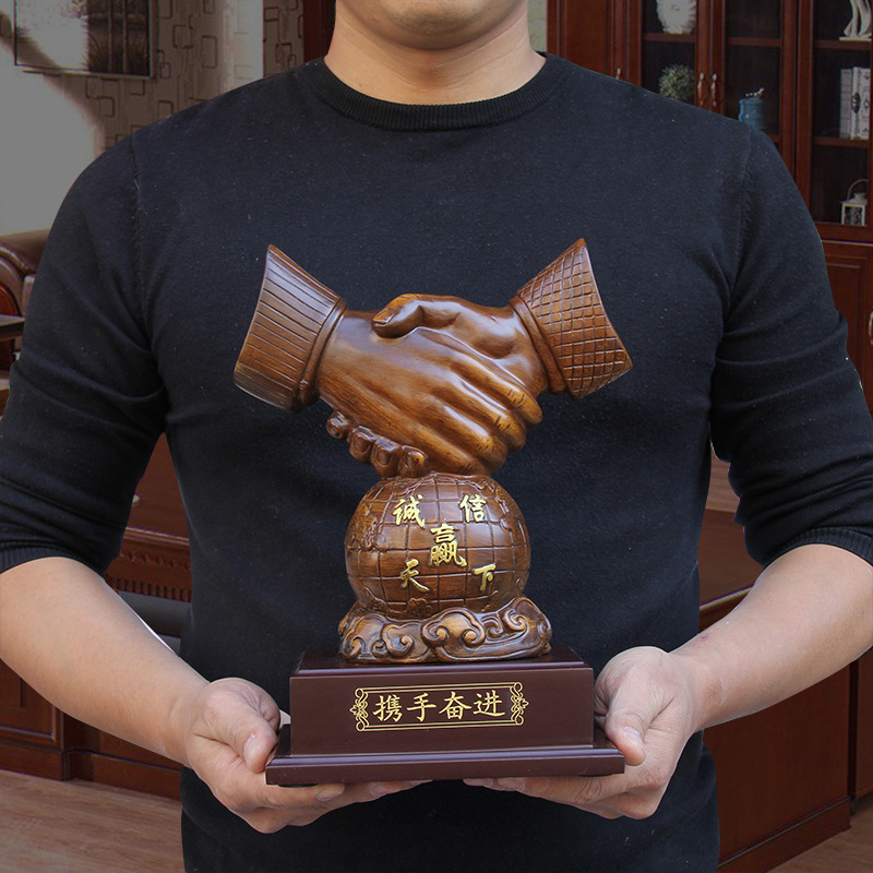 Win-win cooperation handshake ornaments boss office desktop decoration ...