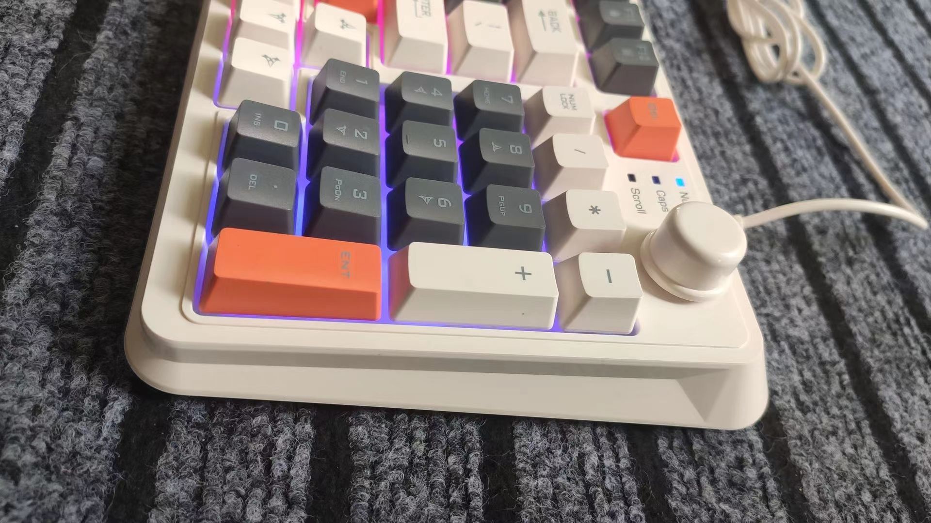 炫银狐K820有线USB键盘鼠标套装 时尚拼色旋钮游戏发光键盘笔记本-阿里巴巴