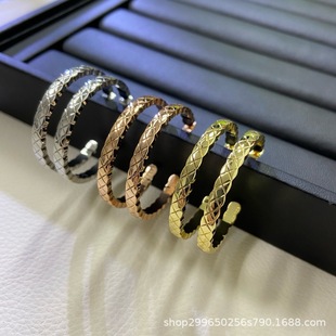 V金CNC格纹轻奢coco菱格耳环女18k玫瑰金气质间钻光面耳钉高级感-阿里巴巴