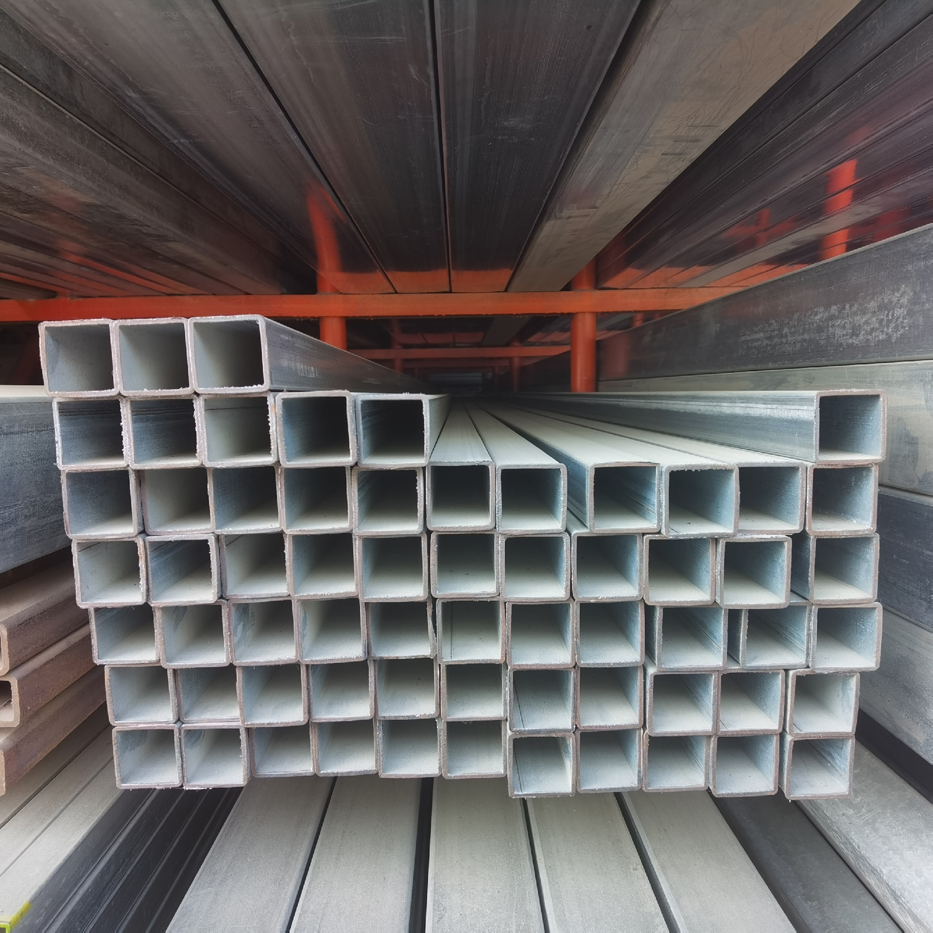 现货供应Q235b热镀锌方管薄壁冷镀矩管幕墙钢构40*40镀锌方通-阿里巴巴
