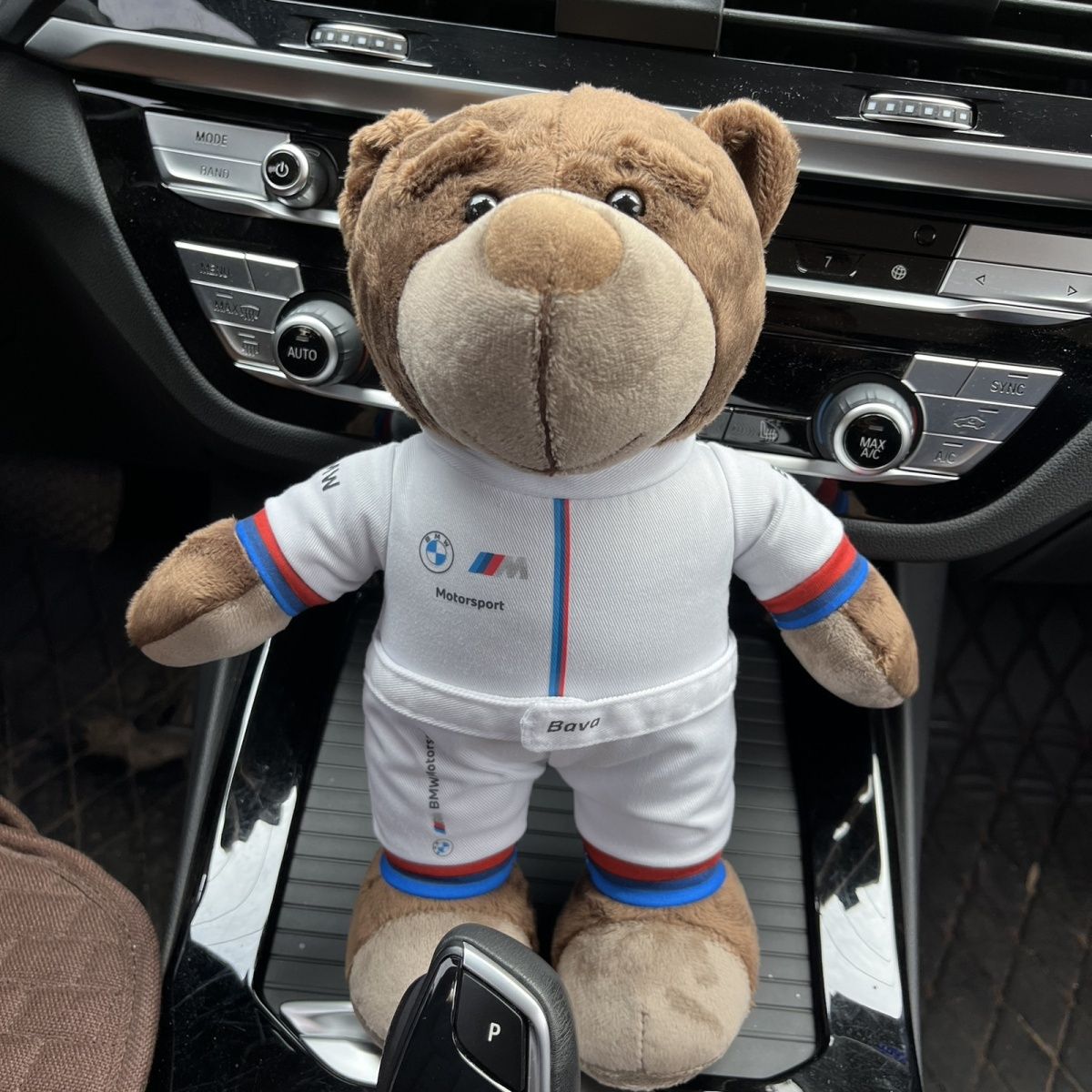 新款宝马BMW赛车熊背包宝马熊玩具 白色bava小熊汽车4S店公仔礼品-阿里巴巴