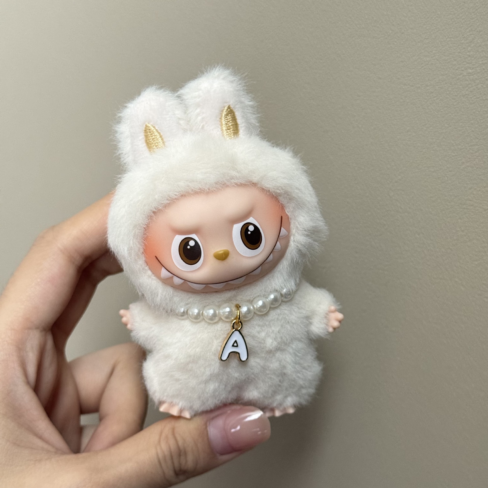 mini版拉布布4四代盲盒迷你Labubu挂件26个字母珍珠项链配件娃衣-阿里巴巴