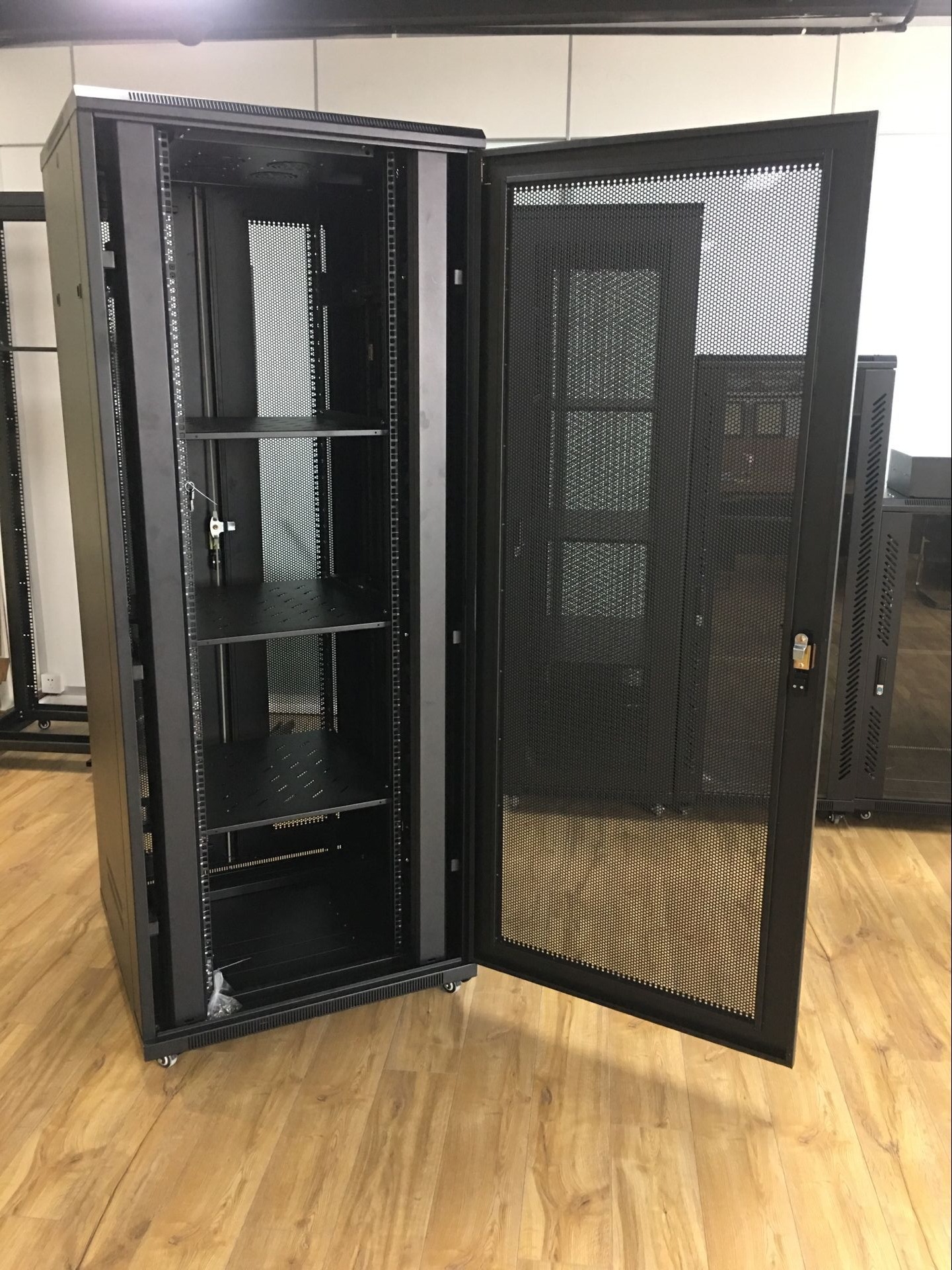 服务器机柜2米高 网络机柜 网孔门机房机柜 综合布线机柜42U机柜-阿里巴巴