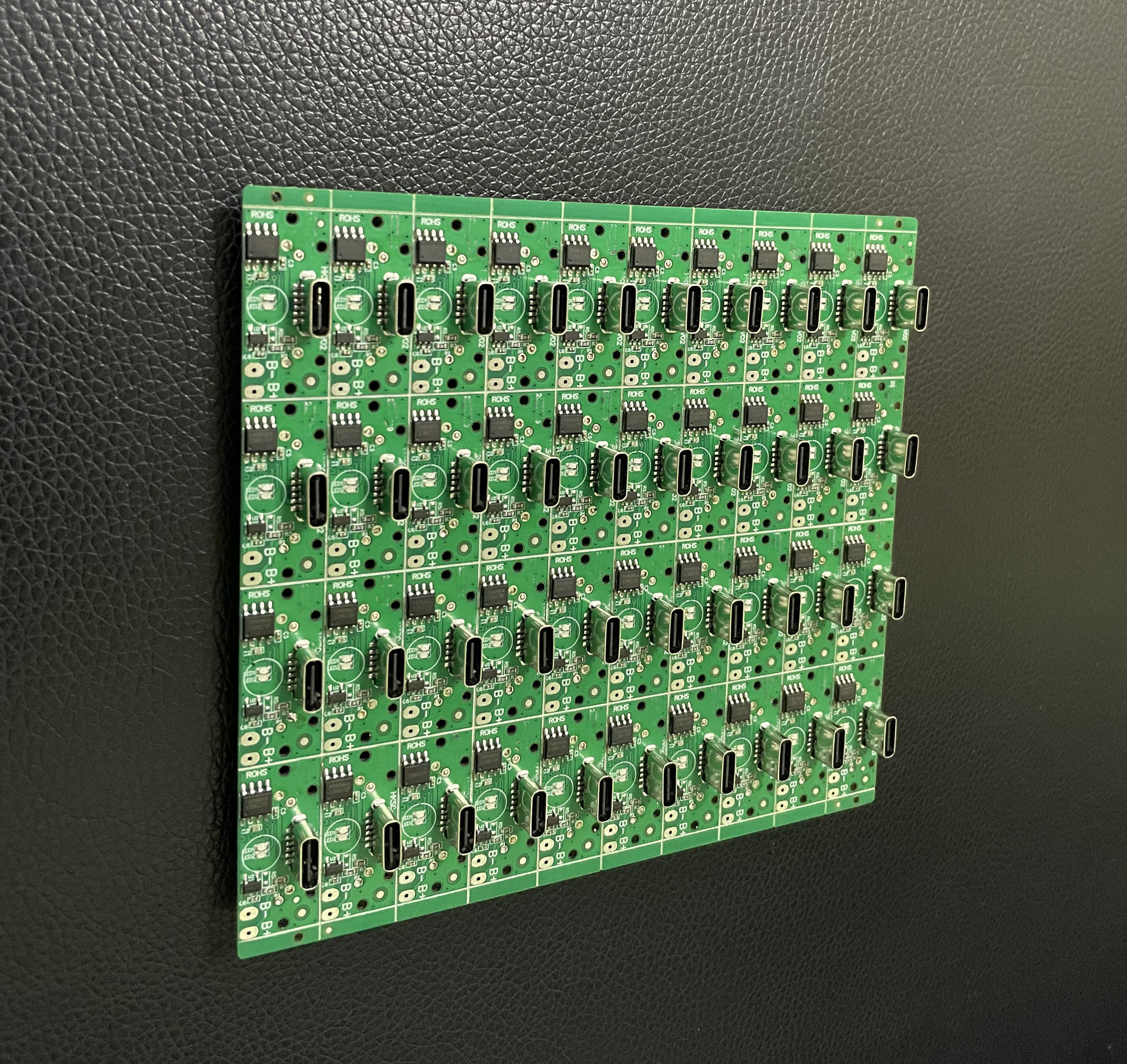 厂家直供TWS蓝牙耳机充电仓PCBA主板 可开发方案 TYPE-C接口输入-阿里巴巴