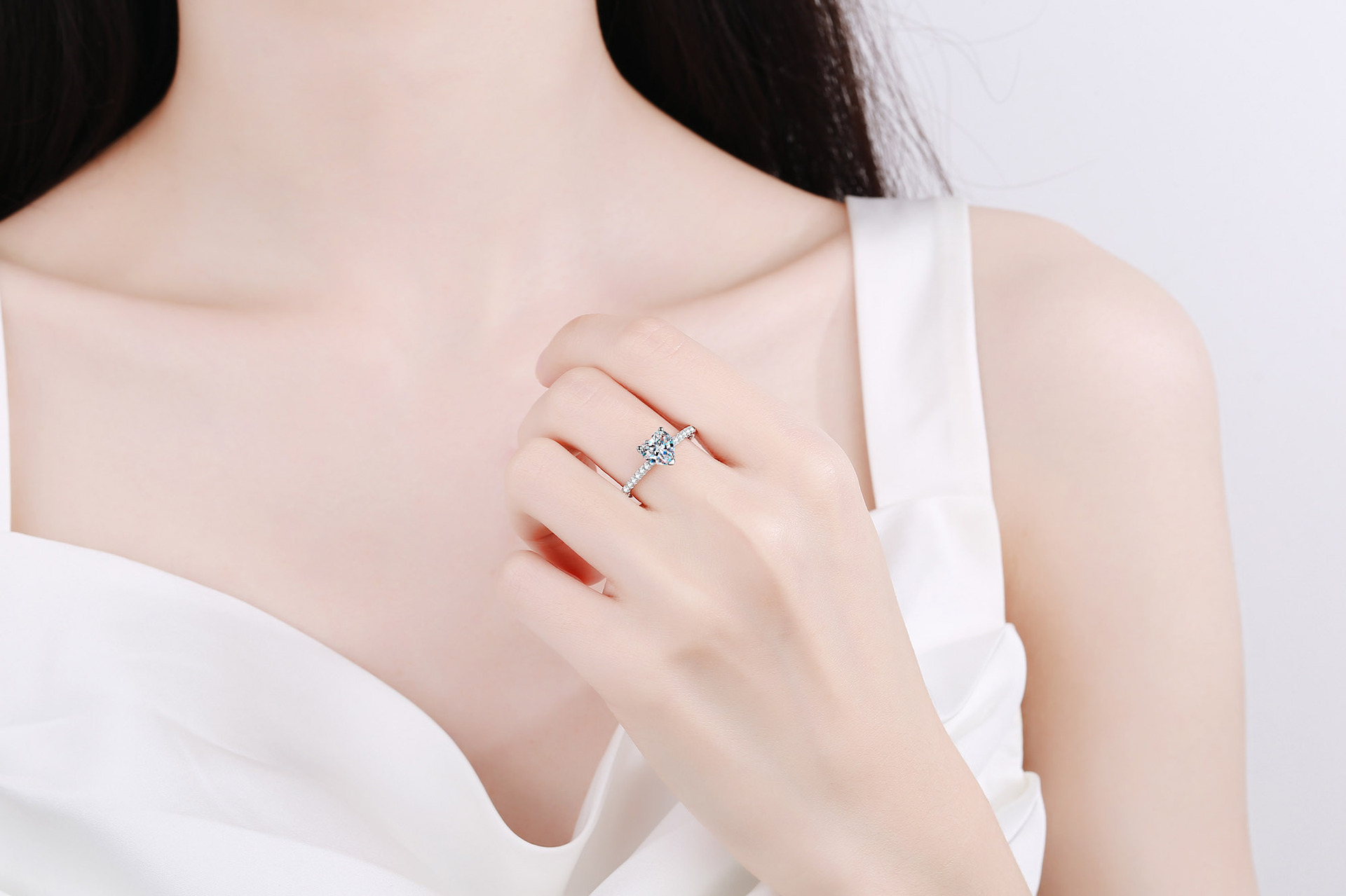 925纯银女镀pt950金介子厂家批发求订婚心形莫桑石戒指指环热销款-阿里巴巴