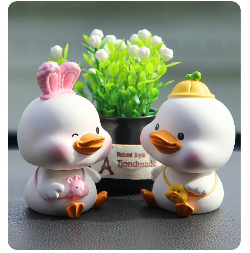 momo鸭摇头摆件汽车中控台可爱卡通小黄鸭创意车载工艺品装饰礼品-阿里巴巴