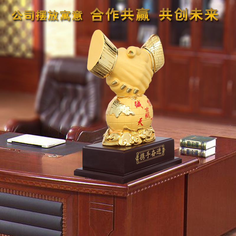 Win-win cooperation handshake ornaments boss office desktop decoration ...