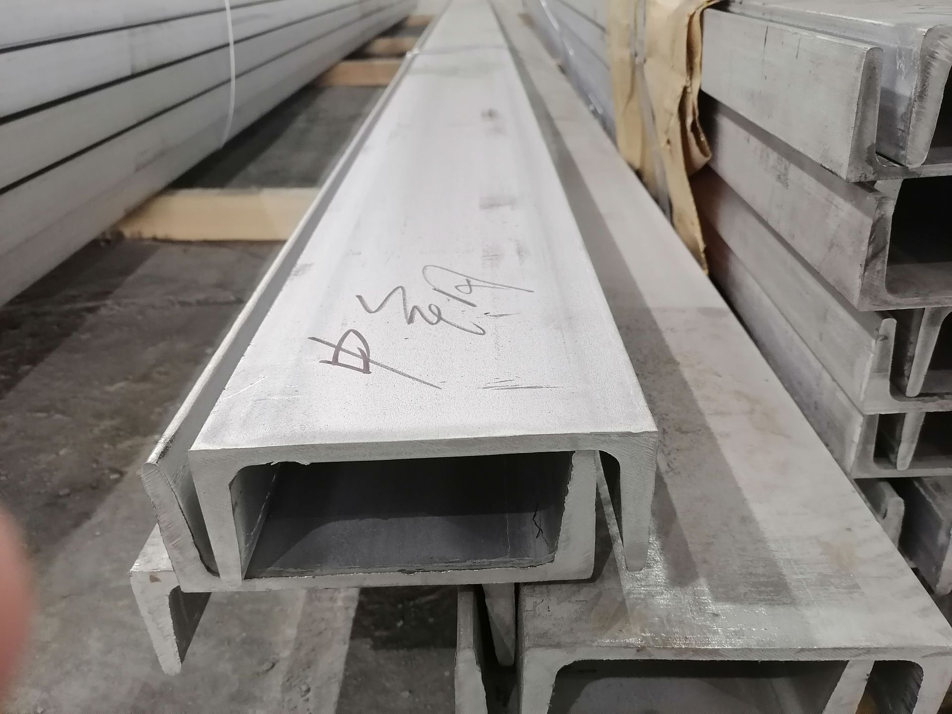 钢材供应商 Q235B槽钢 10# 12# 20# 22#6米/9米镀锌槽钢规格齐全-阿里巴巴