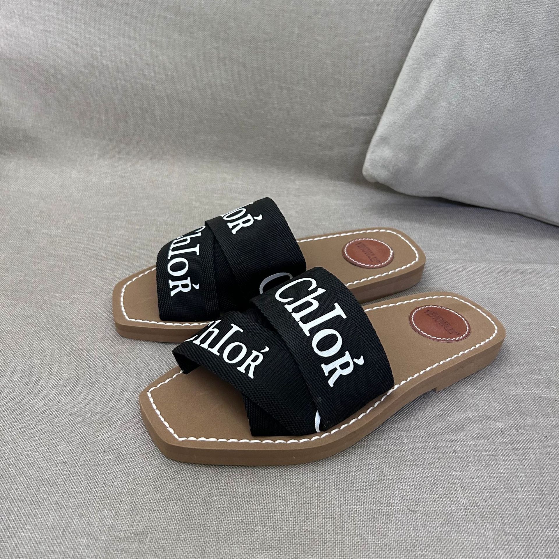 欧美2025夏季高版本平底沙滩鞋交叉织带字母女拖鞋网红外穿凉拖鞋-阿里巴巴