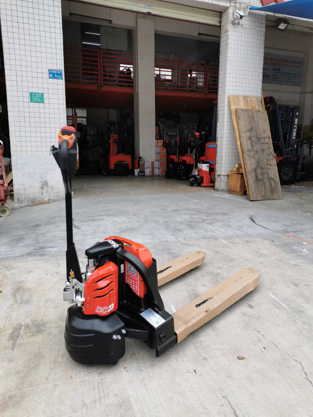 合力全电动搬运车合力小金刚锂电池小电动叉车电动手叉车DC15-阿里巴巴