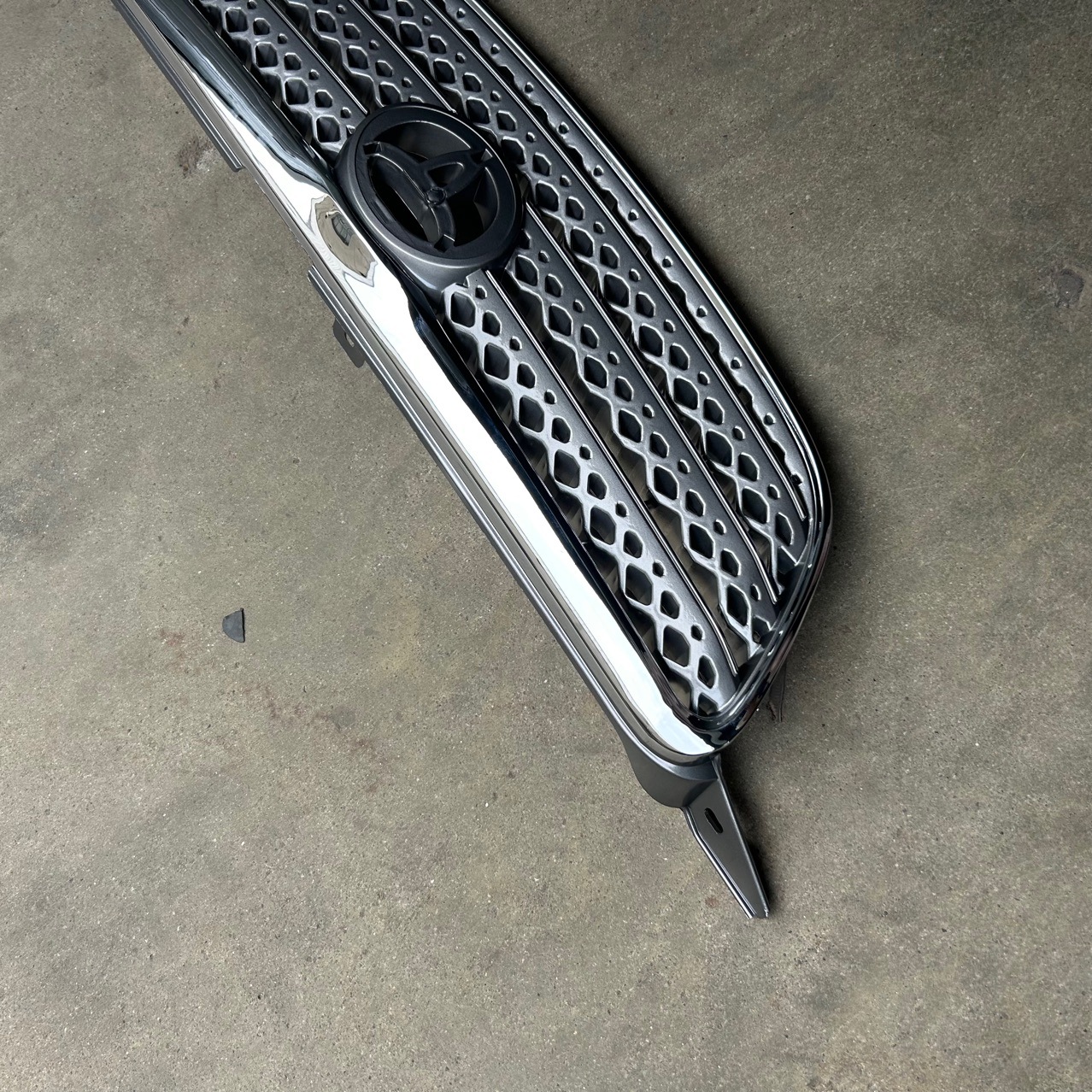 适用丰田老花冠前中网总成 03 06年款前脸 进气格栅53111-02270-阿里巴巴