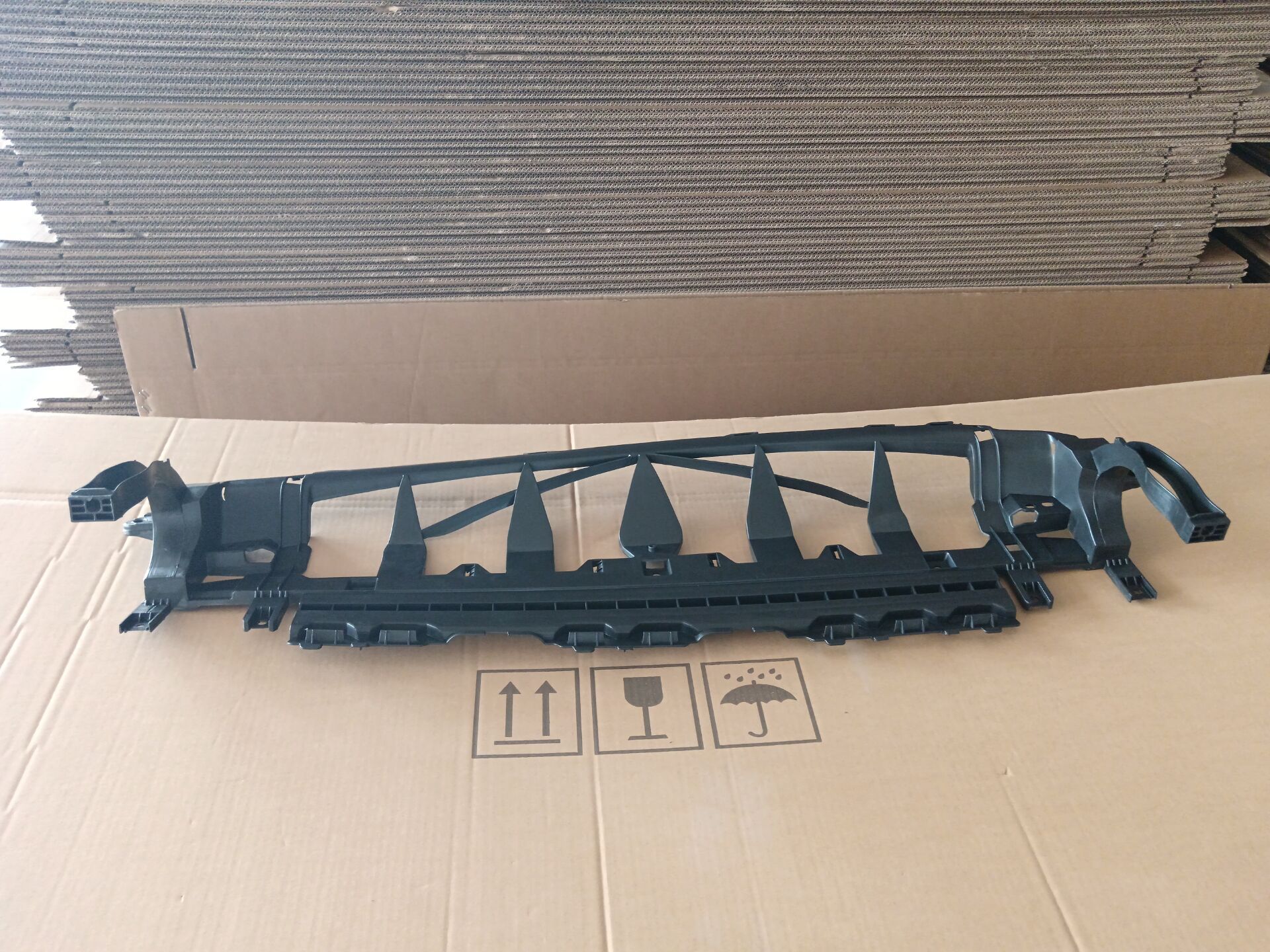 适用于2018年玛卡水箱下横梁95B805241E-阿里巴巴