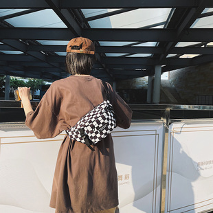 LIPANO 日系ins风经典黑白棋盘格斜挎包女潮搭胸包男休闲运动腰包-阿里巴巴