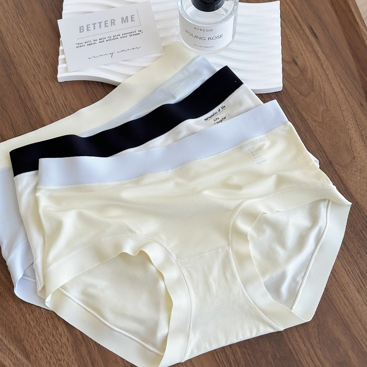 N8548 油画感莫代尔60支柔软无痕透气亲肤包臀7A抑菌全棉裆内裤女-阿里巴巴