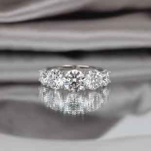 番禺现货 追光莫桑石女款戒指主石1克拉S925银镀金 钢印PT950-阿里巴巴