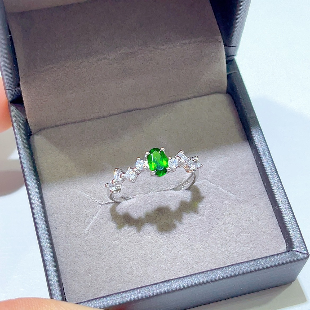 2023年夏季新款S925银镀白金镶嵌透辉石戒指圈口活口主石4*6mm-阿里巴巴