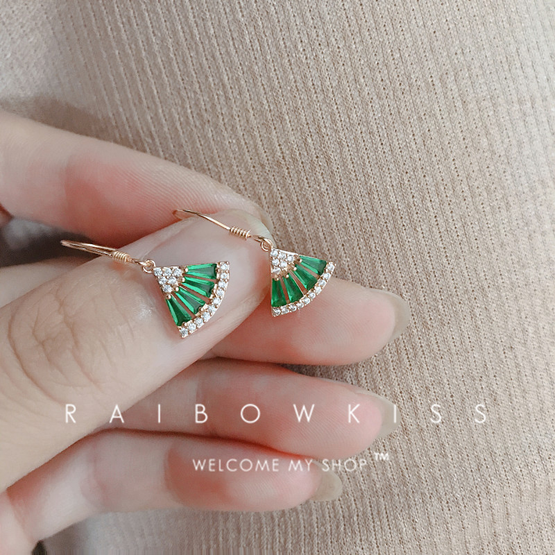 新品高级感s925纯银扇子耳环镶嵌祖母绿色耳钩潮春夏款小裙子耳饰-阿里巴巴