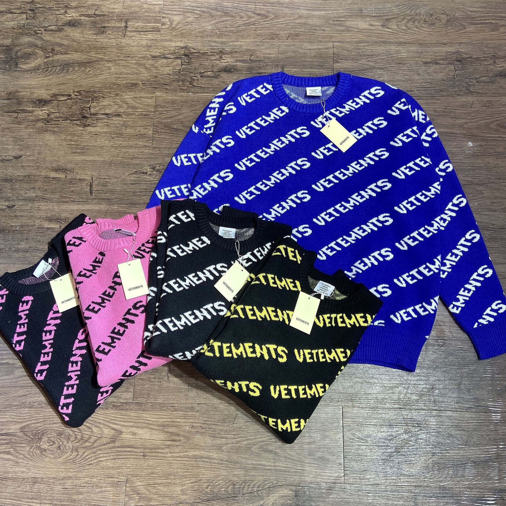 法系潮牌VETEMENTS 23冬季新款vtm满印LOGO男女圆领套头针织毛衣-阿里巴巴