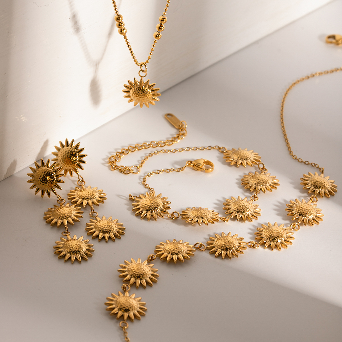 WX设计师款个性潮流 18k金不锈钢螺旋圈圈太阳花设计感项圈饰品女-阿里巴巴